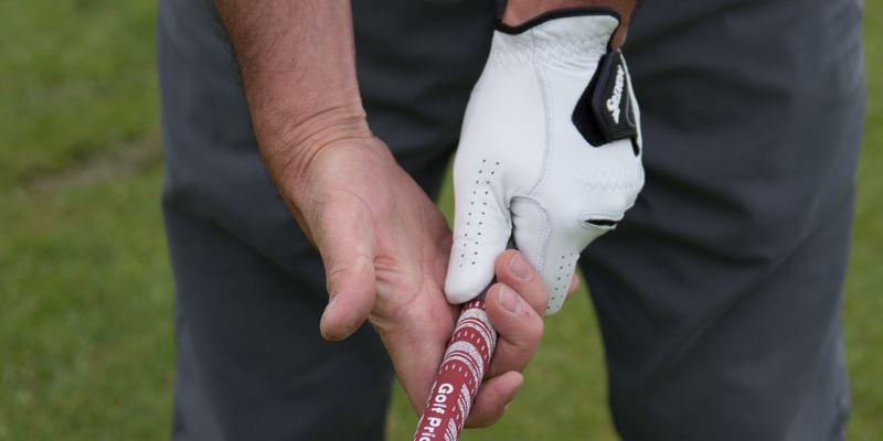How to hold a golf club correctly: step by step guide
